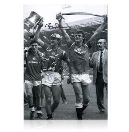 Bryan Robson Signed Manchester United photo - 1985 FA Cup Win - Genuine ...